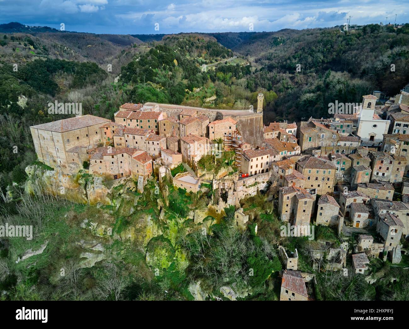 Aerial view of medieval town Sorano, Tuscany, Italy Stock Photo - Alamy