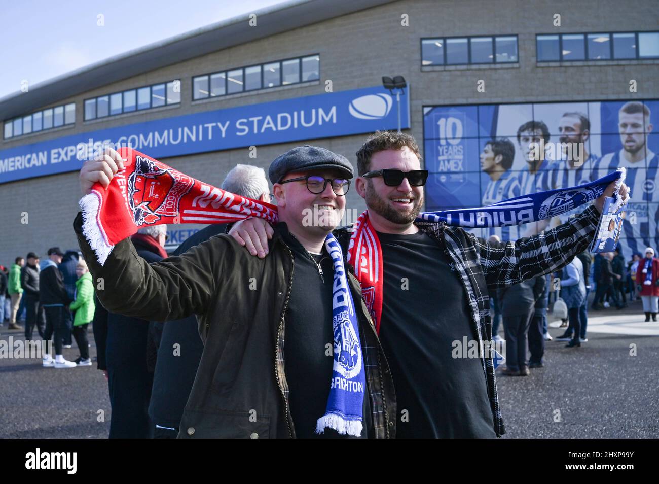 Football fans with scarves hi-res stock photography and images - Alamy