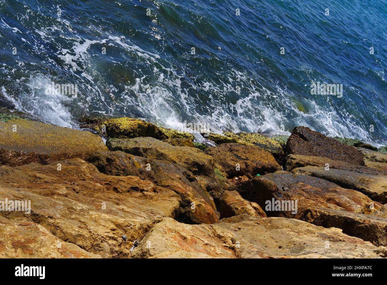 Water busting over rocks hi-res stock photography and images - Alamy