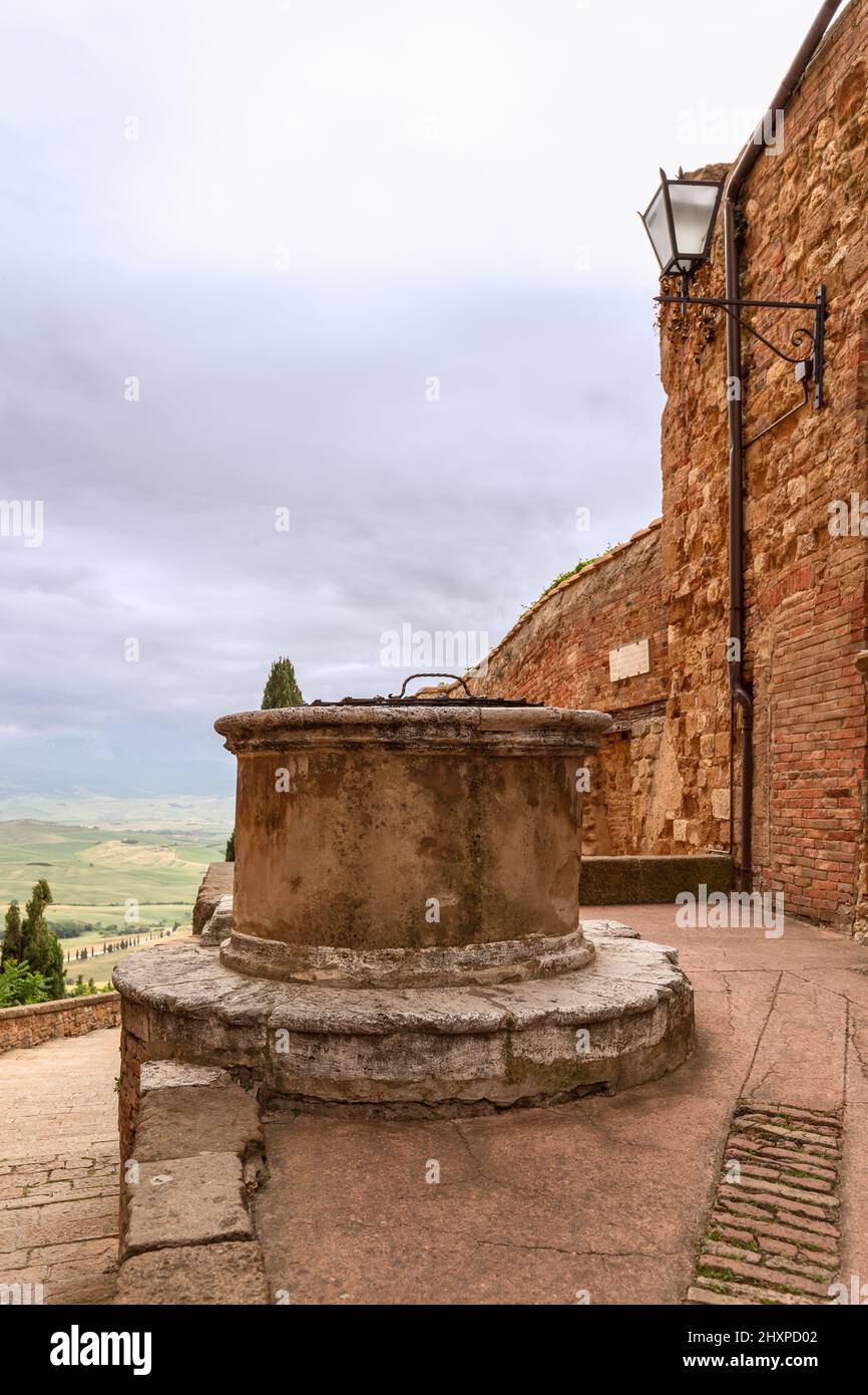 Medieval well hi-res stock photography and images - Alamy