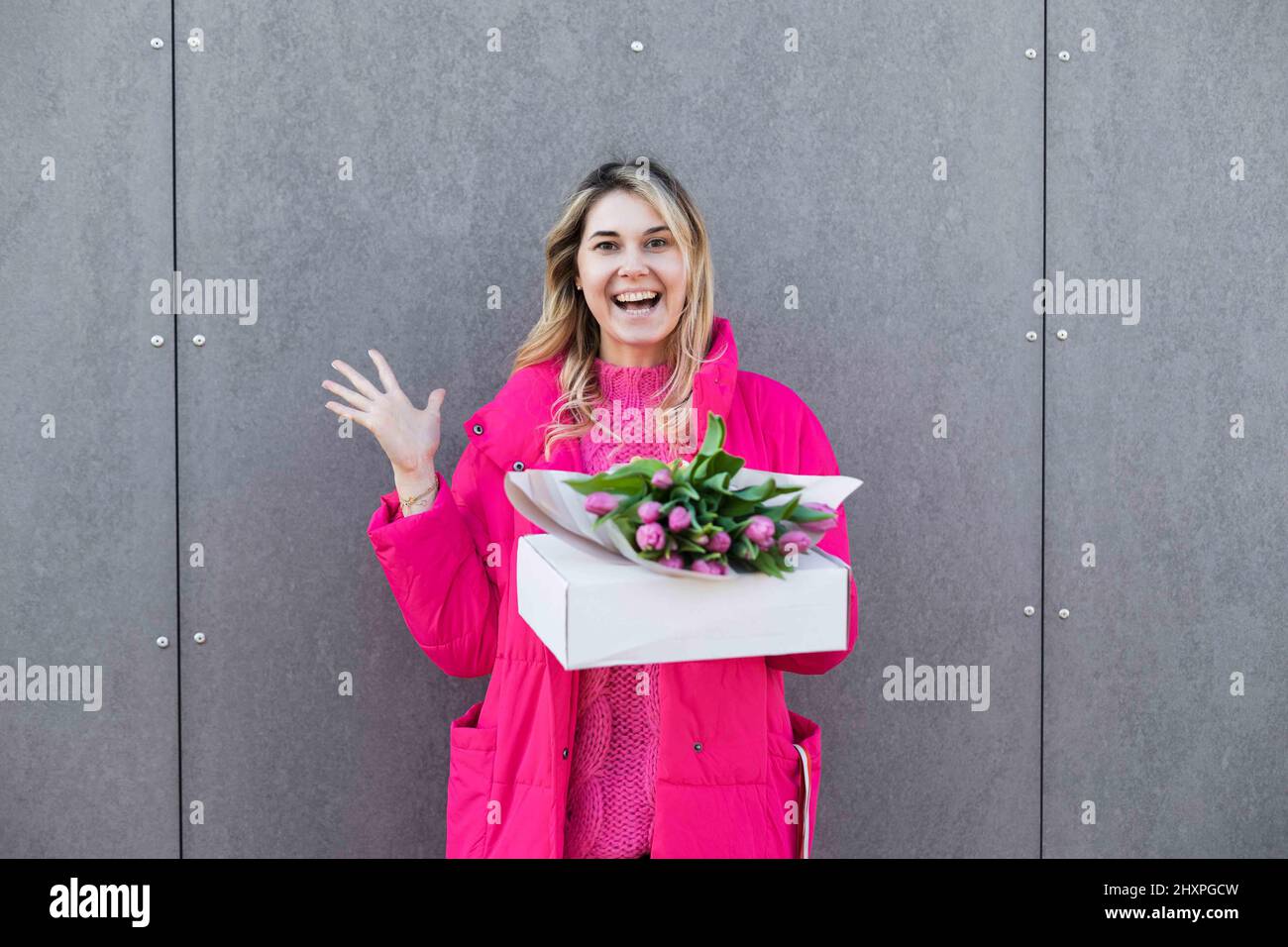 Pink delivery courier box hi-res stock photography and images - Alamy