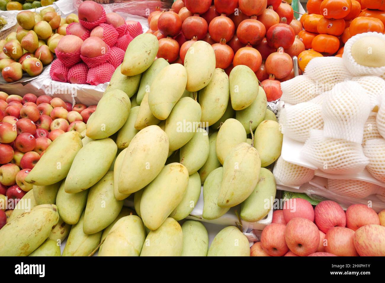 Fresh green mango display for sale at local market Stock Photo - Alamy