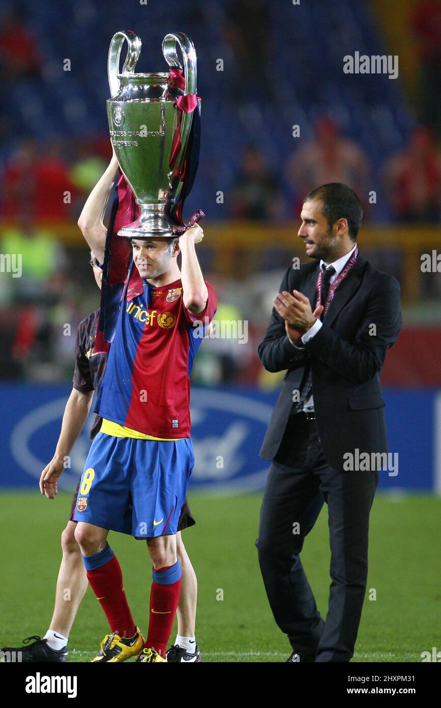 sam// Trainer Josep Guardiola mit Andres Iniesta mit dem Pokal ...