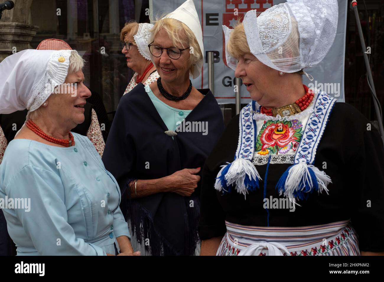 Dutch traditional costumes hi-res stock photography and images - Alamy