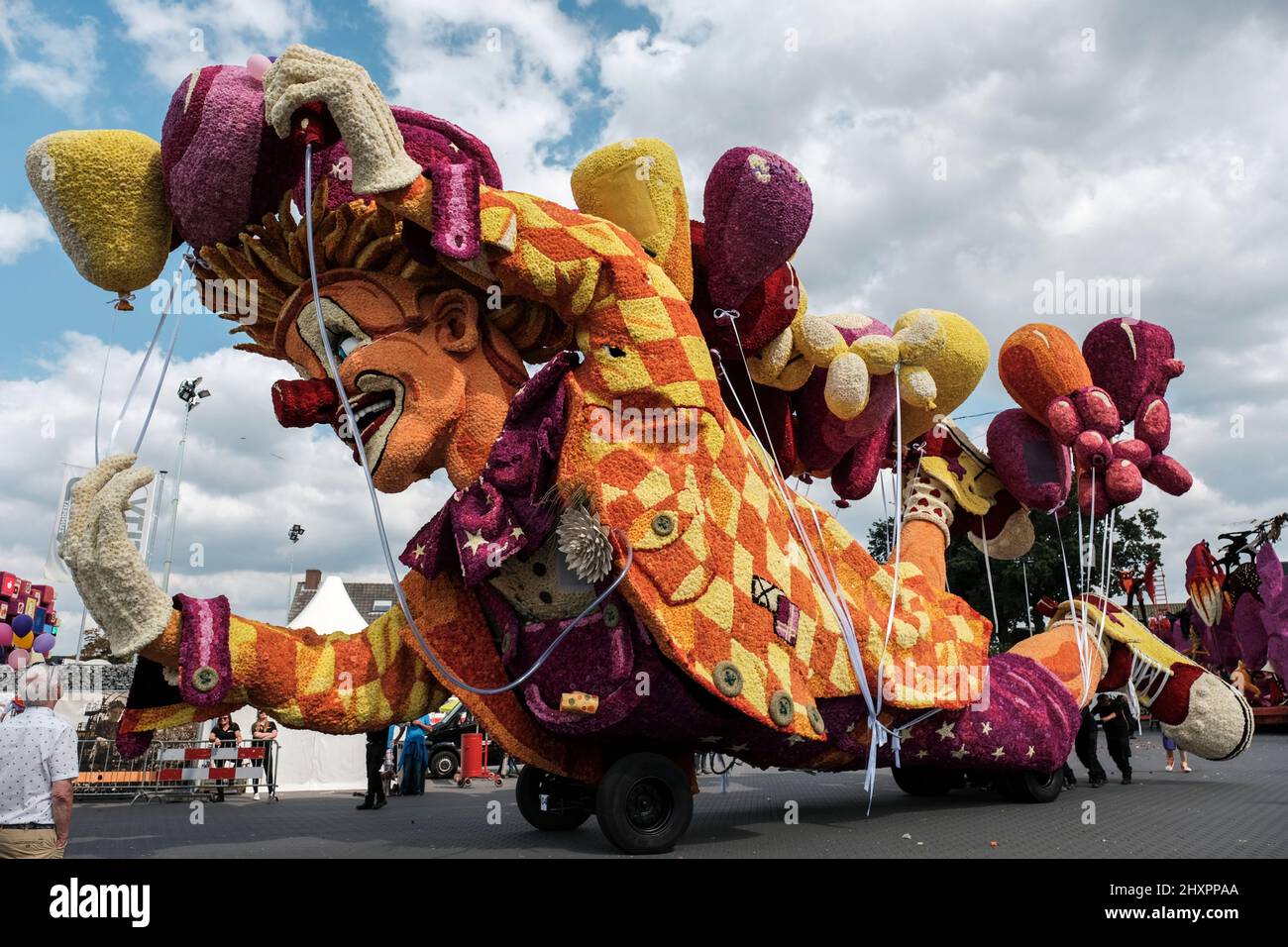 Art floats parade hi-res stock photography and images - Alamy