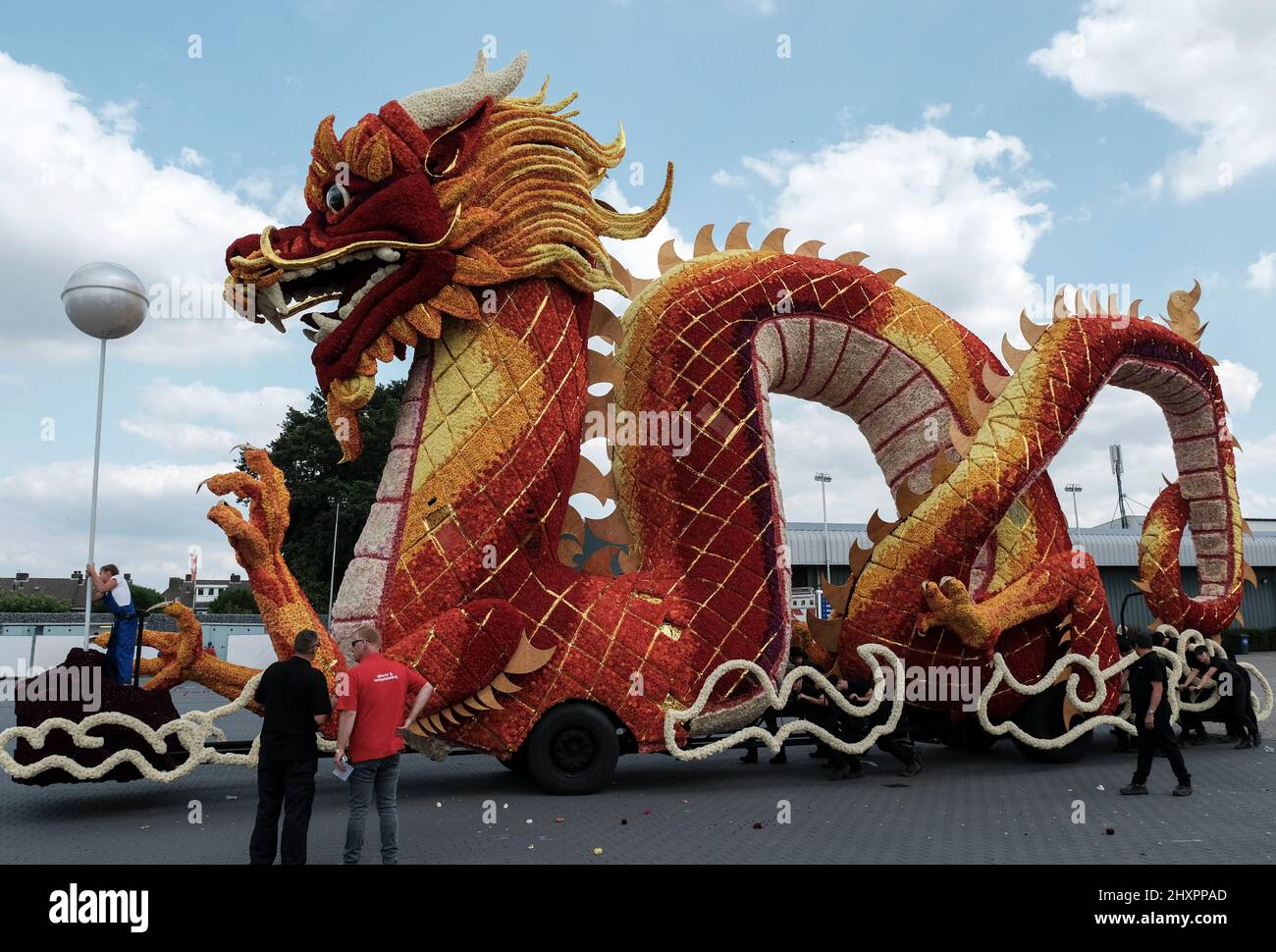 Dragon float parade hi-res stock photography and images - Alamy
