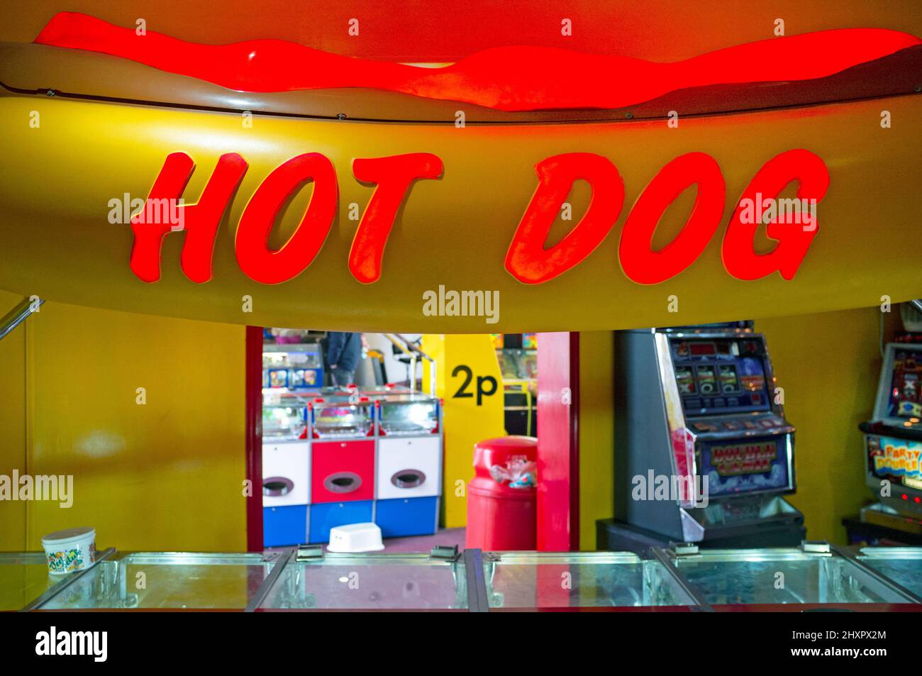 An amusement arcade on the Worthing seafront Stock Photo - Alamy