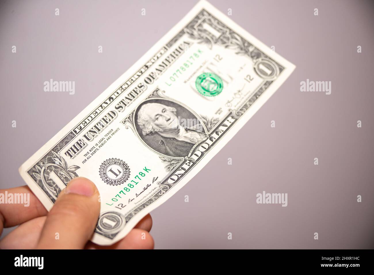 Unrecognizable man hand holding US Dollar bill of 1 Stock Photo - Alamy