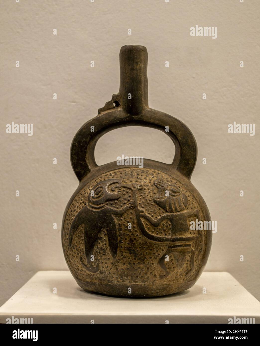 Peruvian archaeological pieces. Peruvian ceramic Stock Photo - Alamy