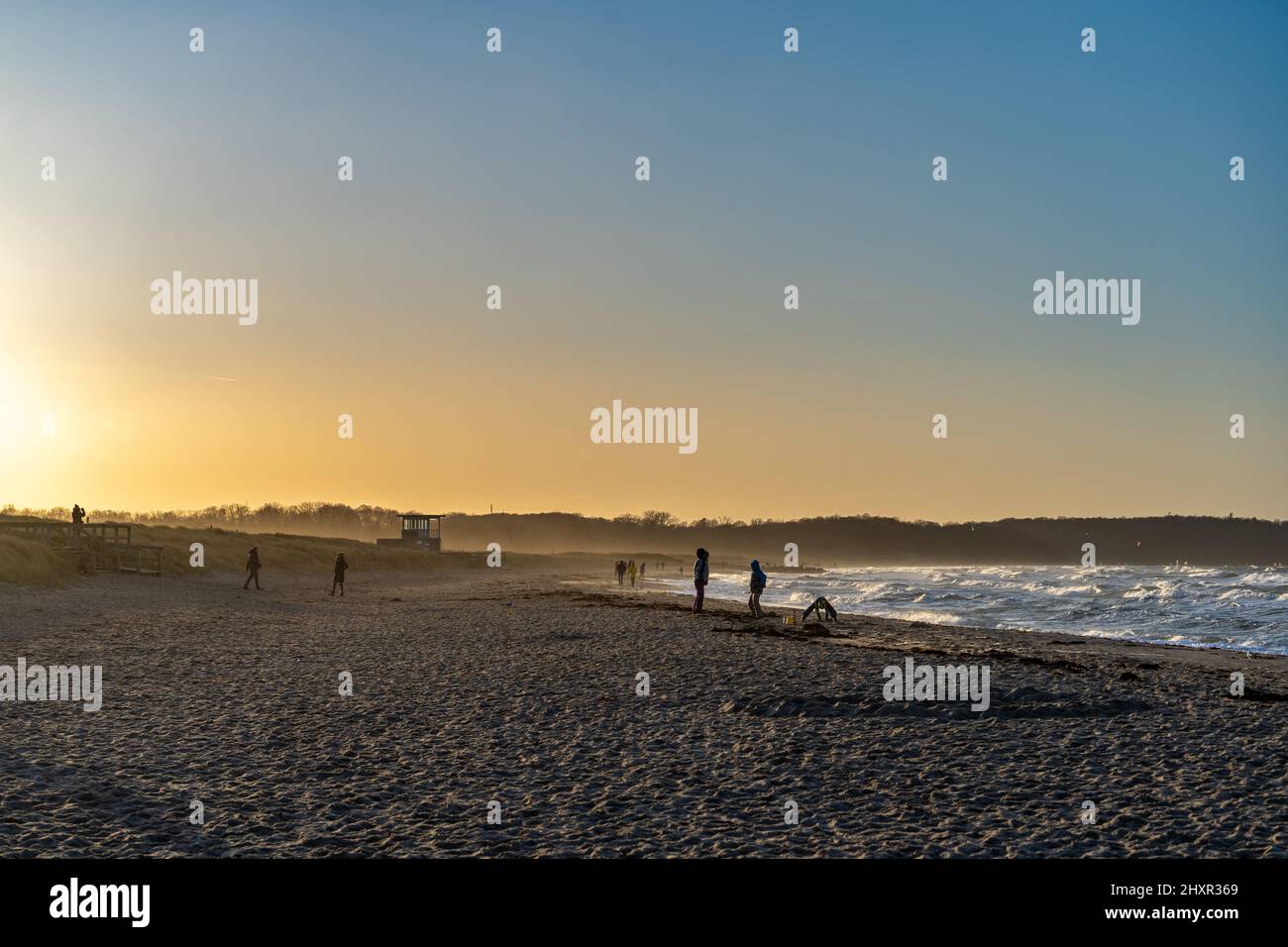 Silhouette menschen strand hi-res stock photography and images - Alamy