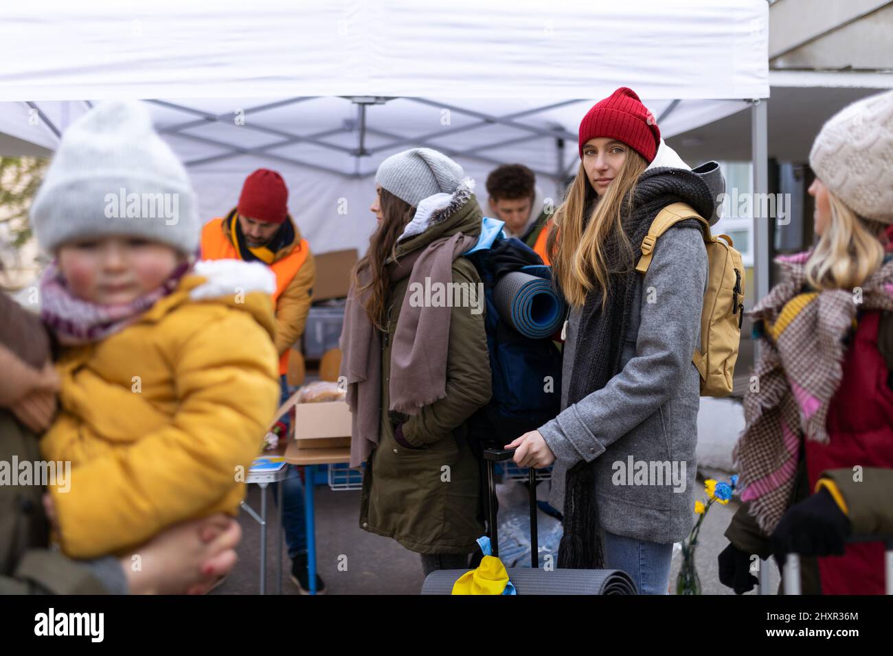 Ukrainian immigrants crossing border and getting donations from ...