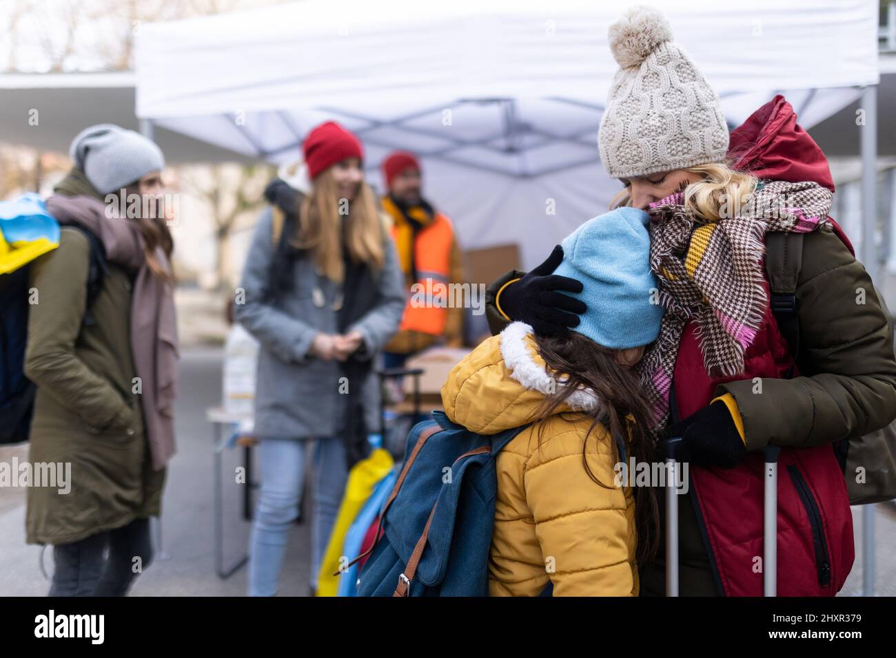 Ukrainian refugee mother with child crossing border Stock Photo - Alamy