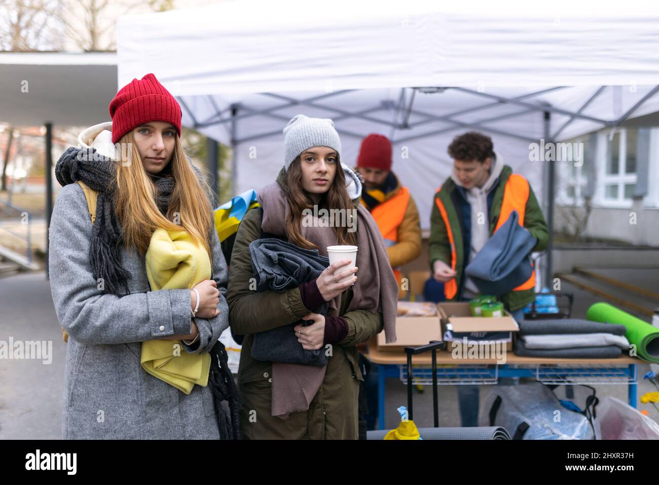 Ukrainian immigrants crossing border and getting donations from ...
