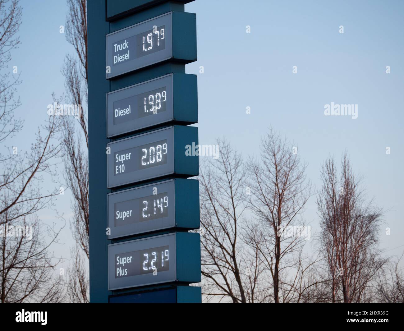 Tankstelle abend hi-res stock photography and images - Alamy
