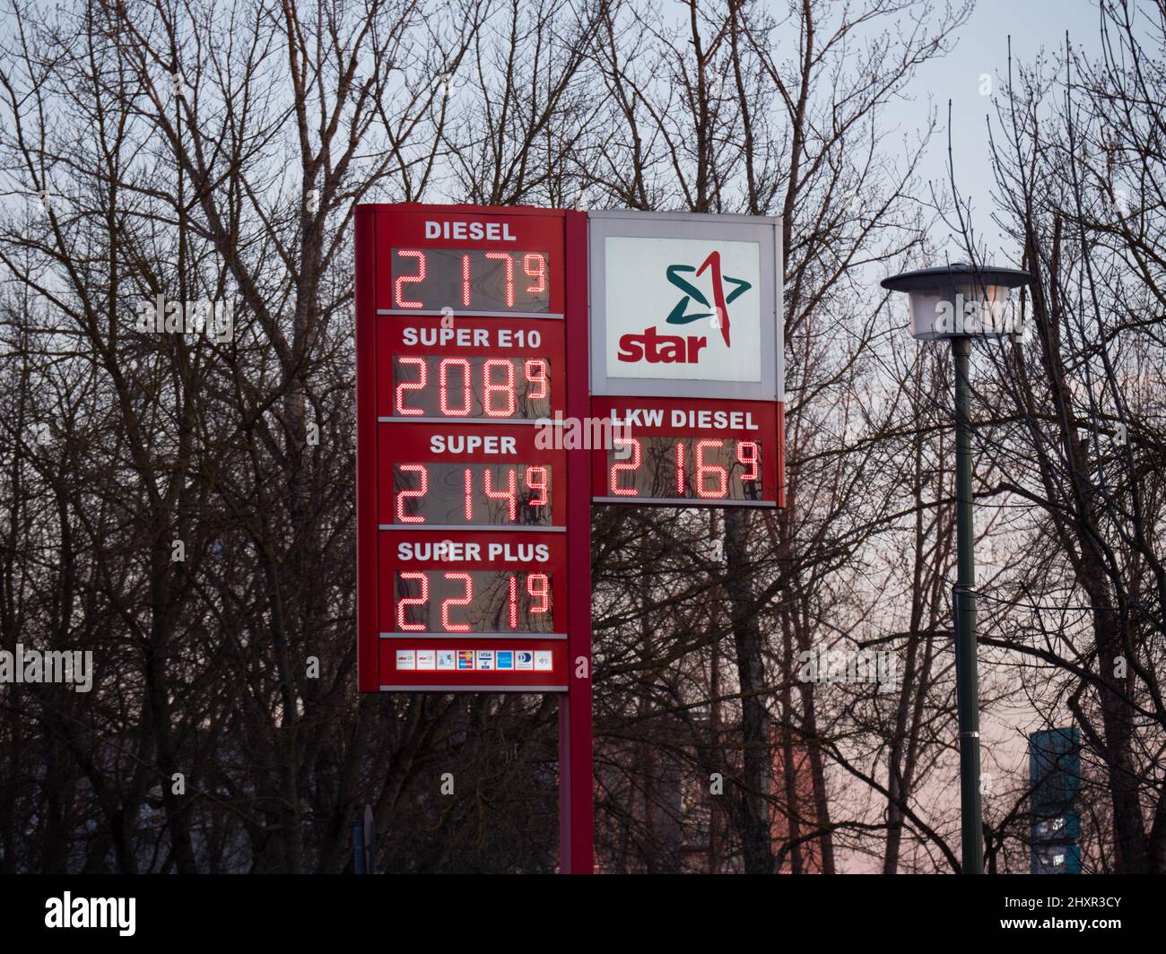 Preistafel fuer Benzin und Diesel an der Tankstelle Stock Photo - Alamy