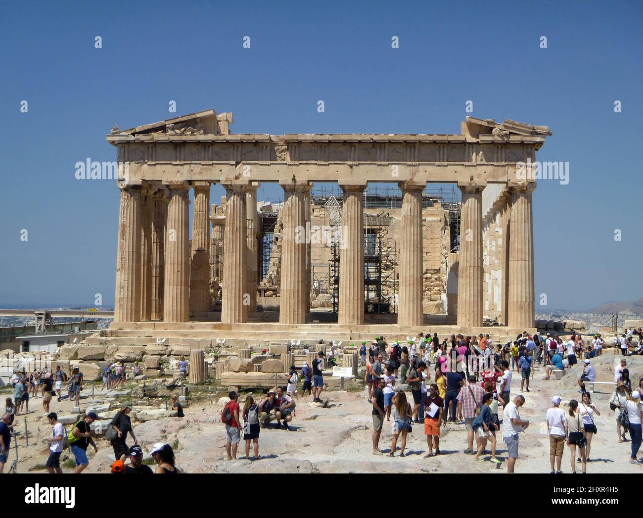 Tourists visiting parthenon temple hi-res stock photography and images ...