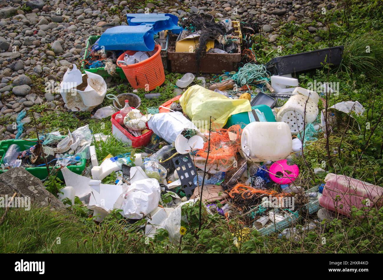 Pile beach rubbish flotsam hi-res stock photography and images - Alamy