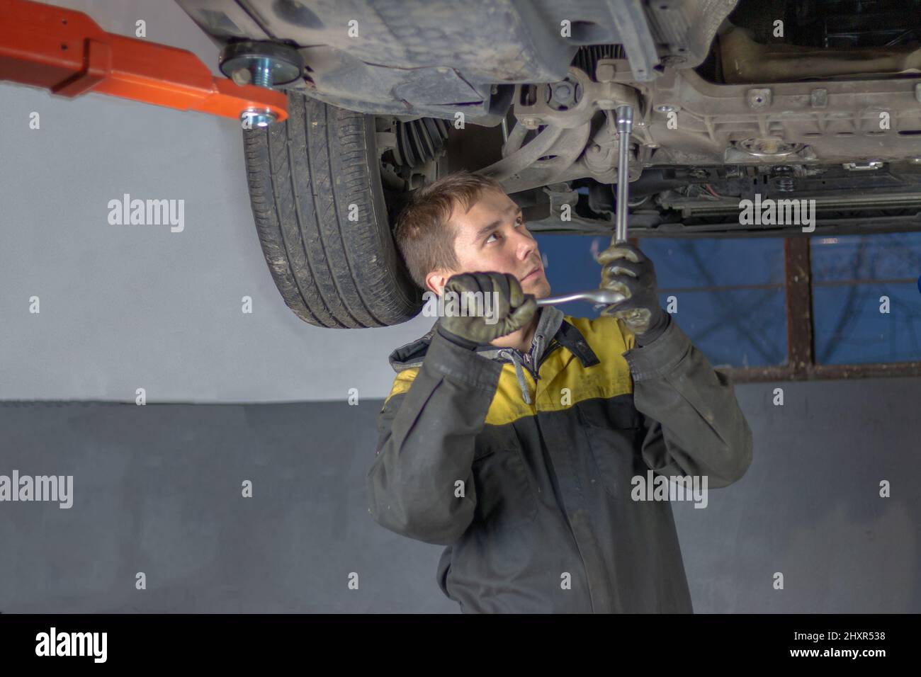 Hard motor mechanic car hi-res stock photography and images - Alamy