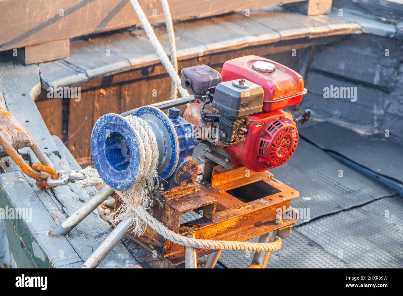 Lowering chain hi-res stock photography and images - Alamy