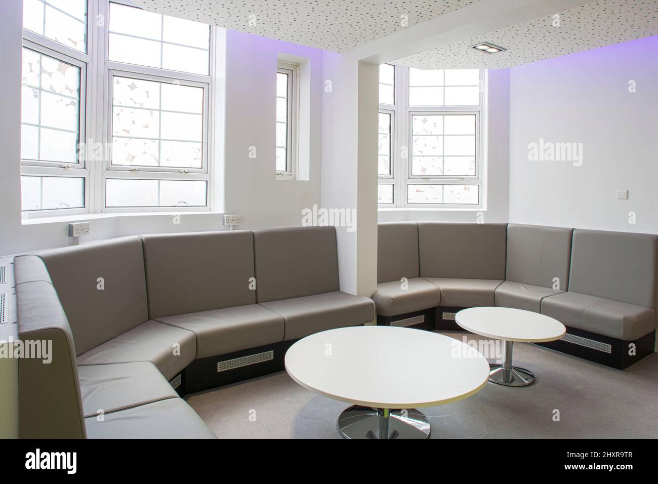 Hospital interior modern reception hi-res stock photography and images ...