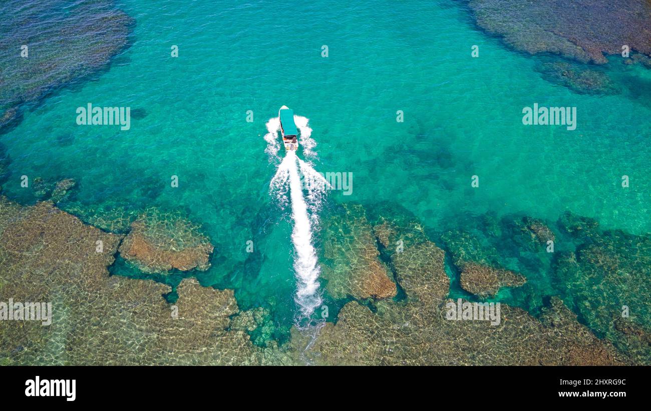 Aerial view of a boat sailing on a tropical reef Stock Photo - Alamy