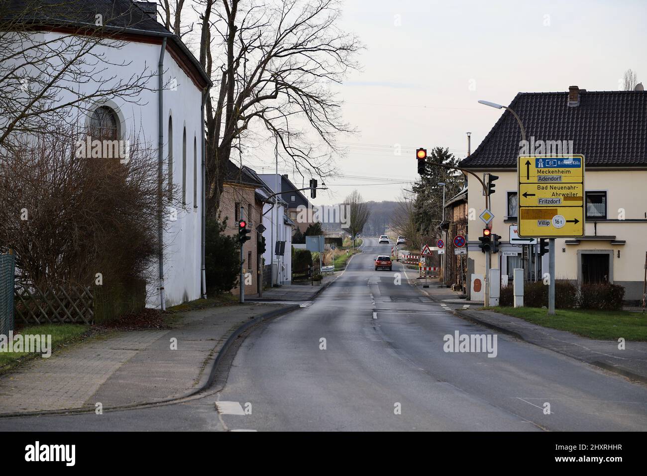 Long country road hi-res stock photography and images - Alamy