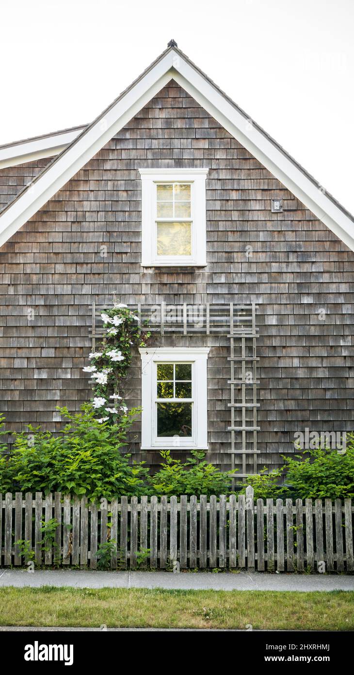 Shingles shingled cottage house hi-res stock photography and images - Alamy