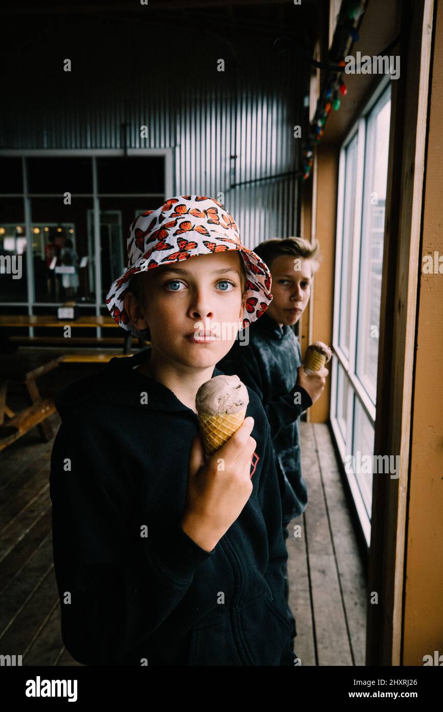 School friends eating ice cream hi-res stock photography and images - Alamy