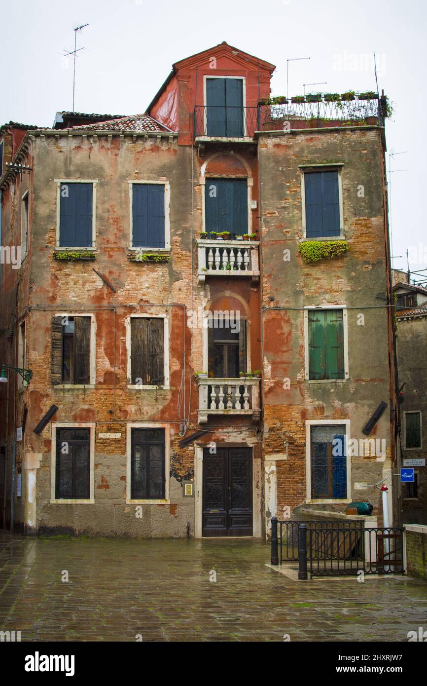 Detoriated building in Venice, Italy Stock Photo - Alamy