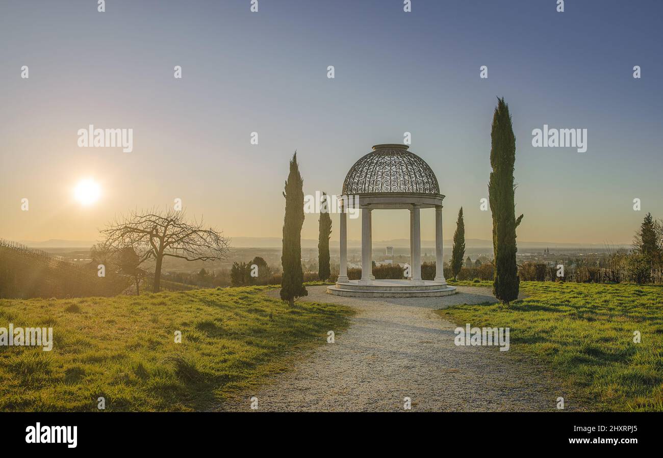 White rotunda in beautiful hi-res stock photography and images - Alamy