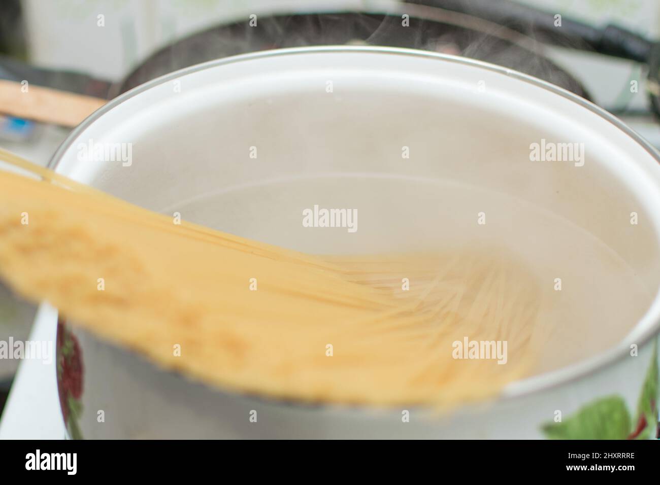 Sauce boiling saucepan hi-res stock photography and images - Alamy