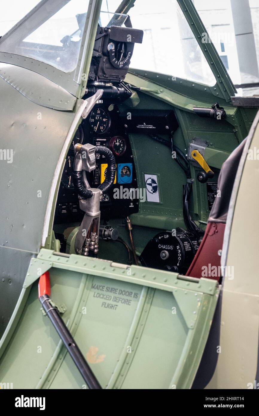 Spitfire cockpit hi-res stock photography and images - Alamy