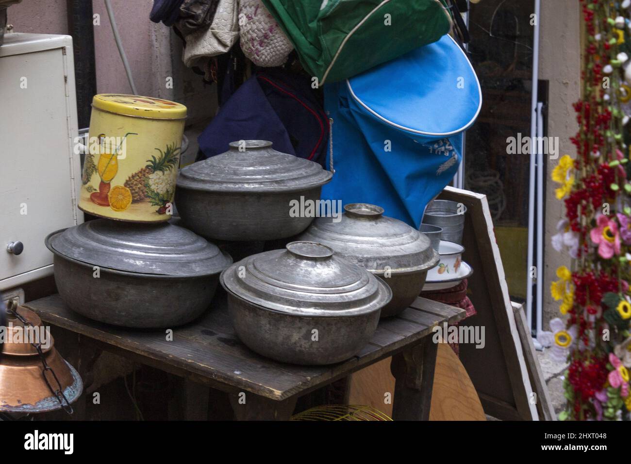 Selling old dishes in the street market Stock Photo - Alamy