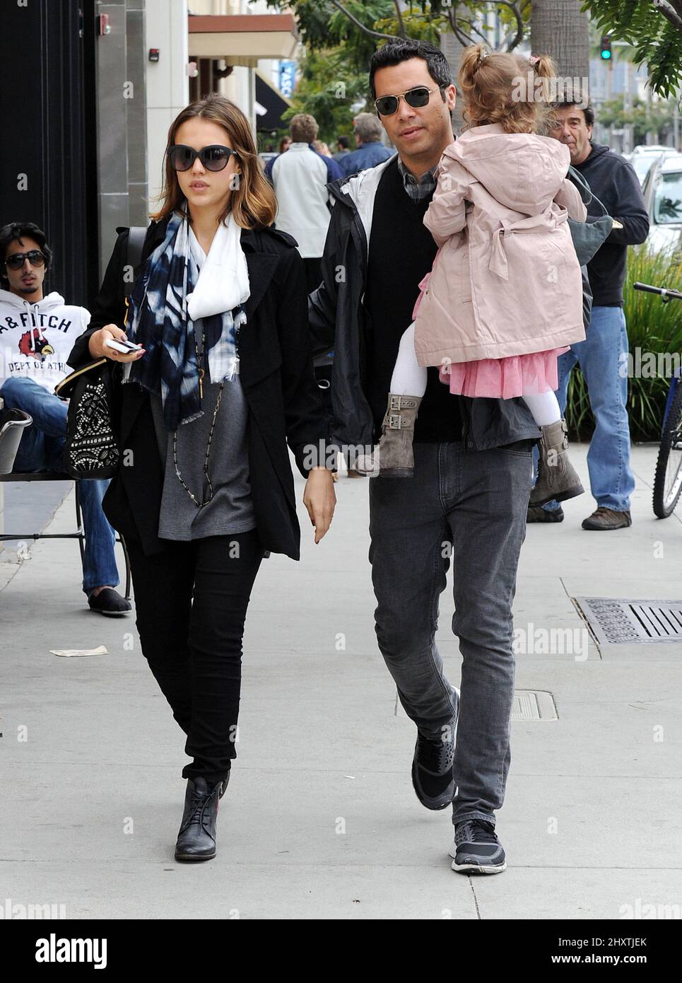 Jessica Alba, husband Cash Warren and daughter Honor Marie having lunch ...