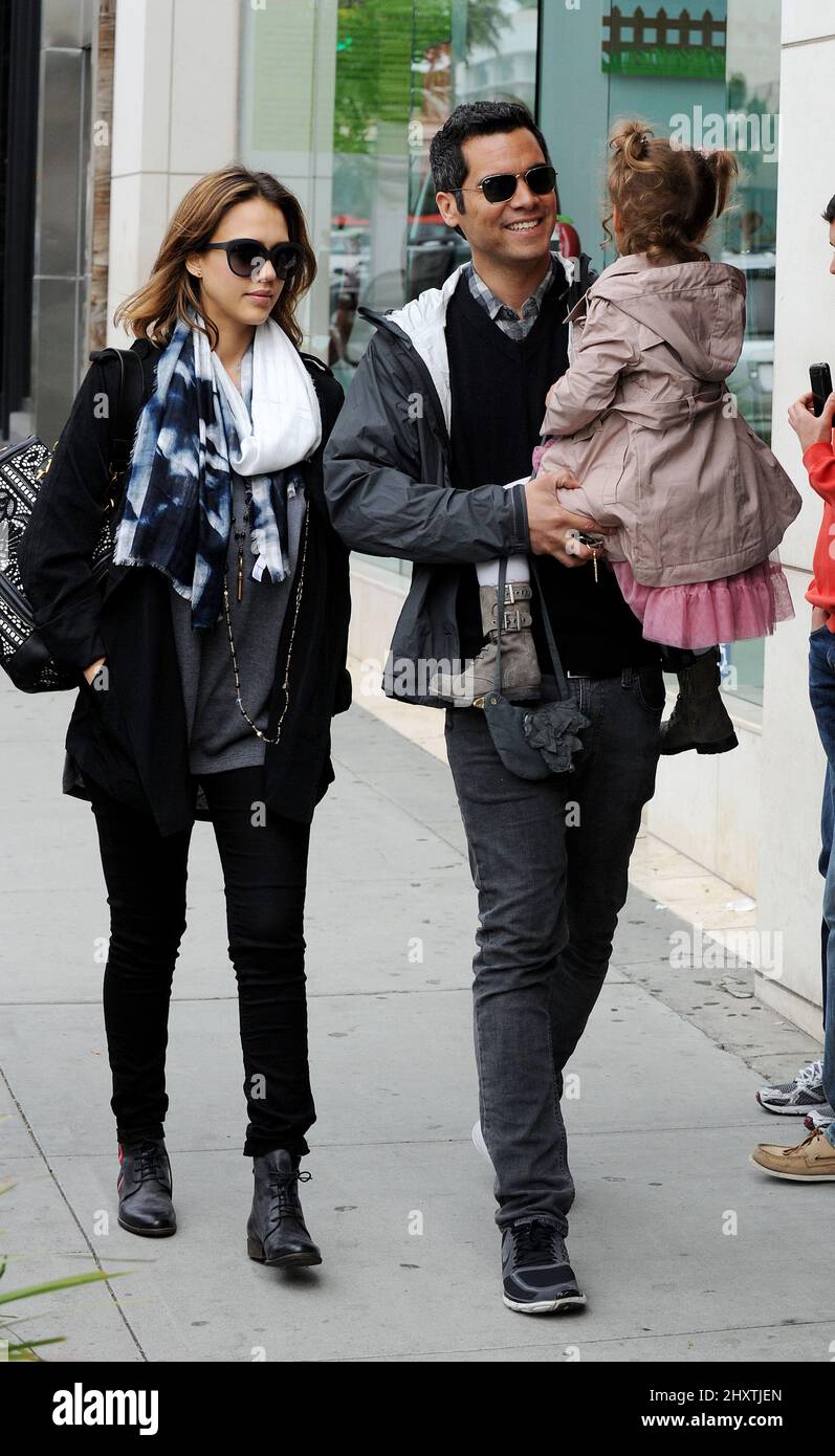 Jessica Alba, husband Cash Warren and daughter Honor Marie having lunch ...