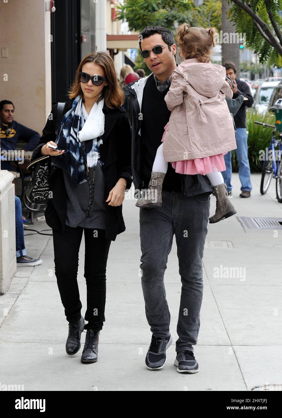 Jessica Alba, husband Cash Warren and daughter Honor Marie having lunch ...