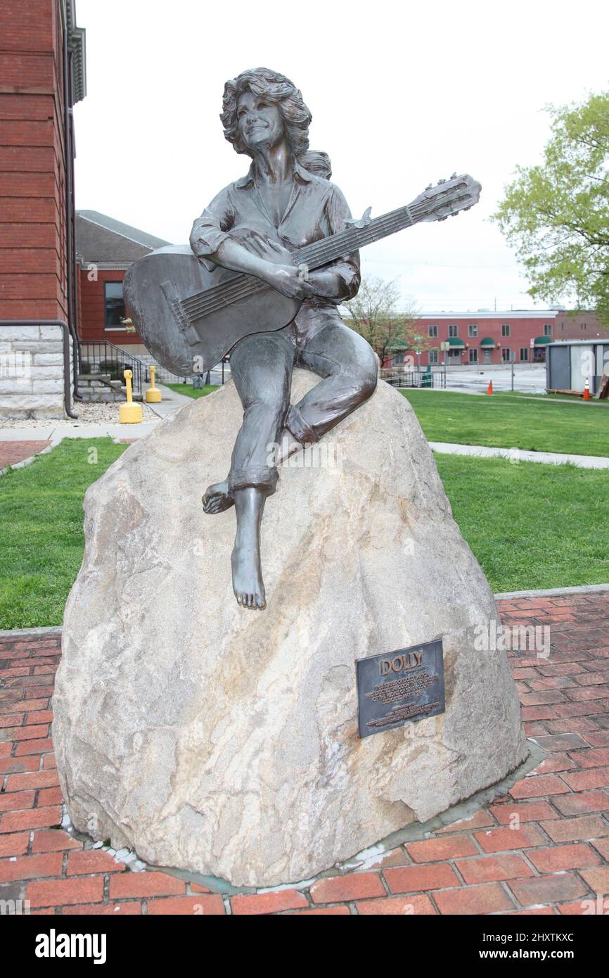 Statue of Dolly Parton Located at the Sevier County Courthouse ...
