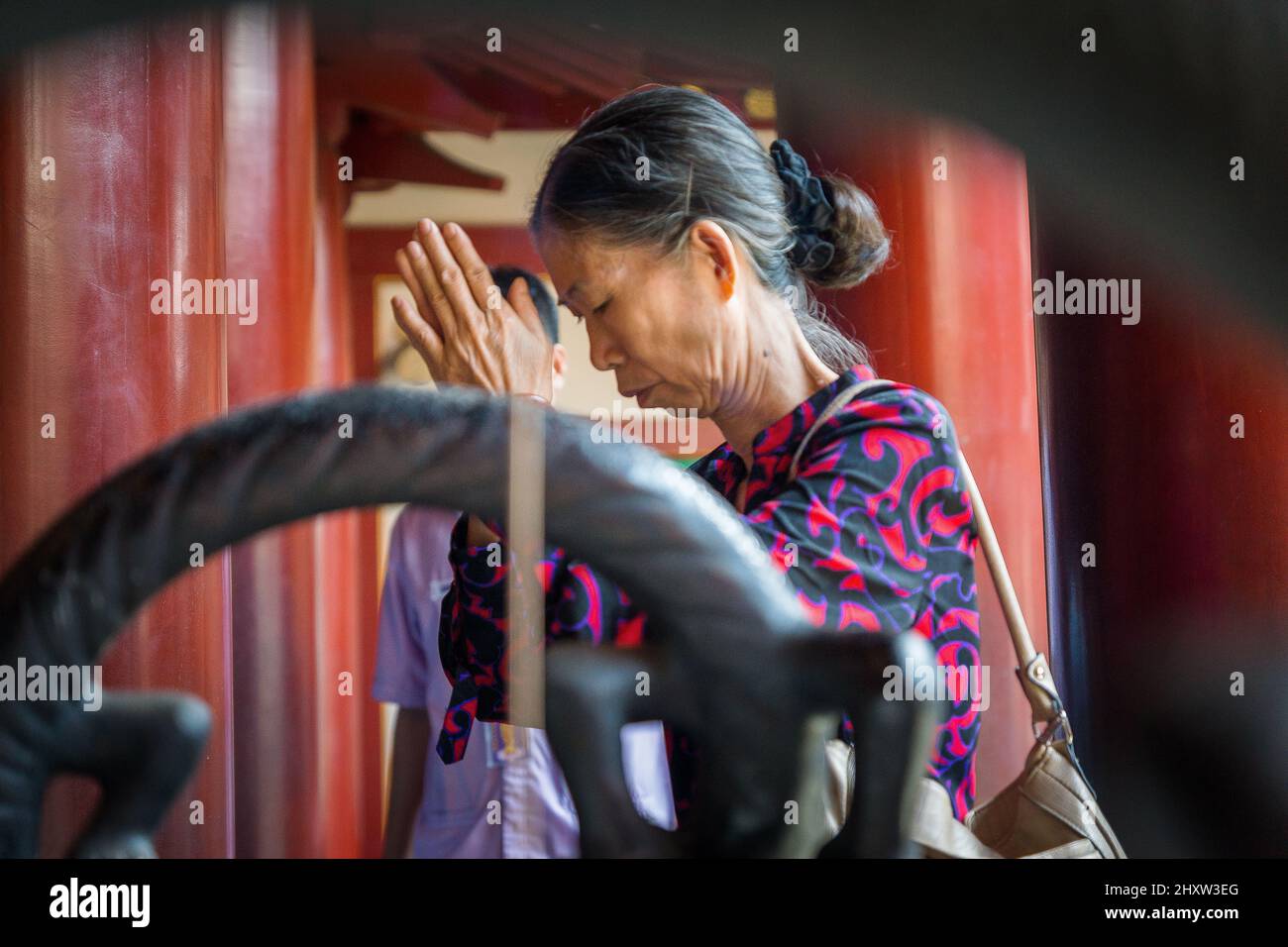 Elder praying hi-res stock photography and images - Alamy