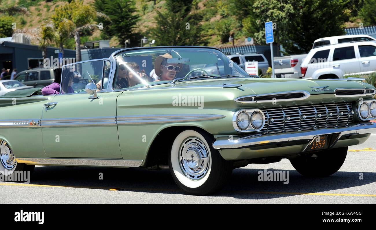 Singer pink hi-res stock photography and images - Alamy