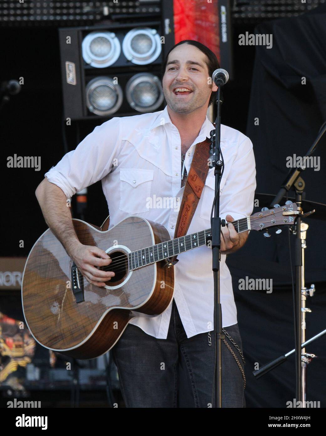 Josh thompson performing live hi-res stock photography and images - Alamy