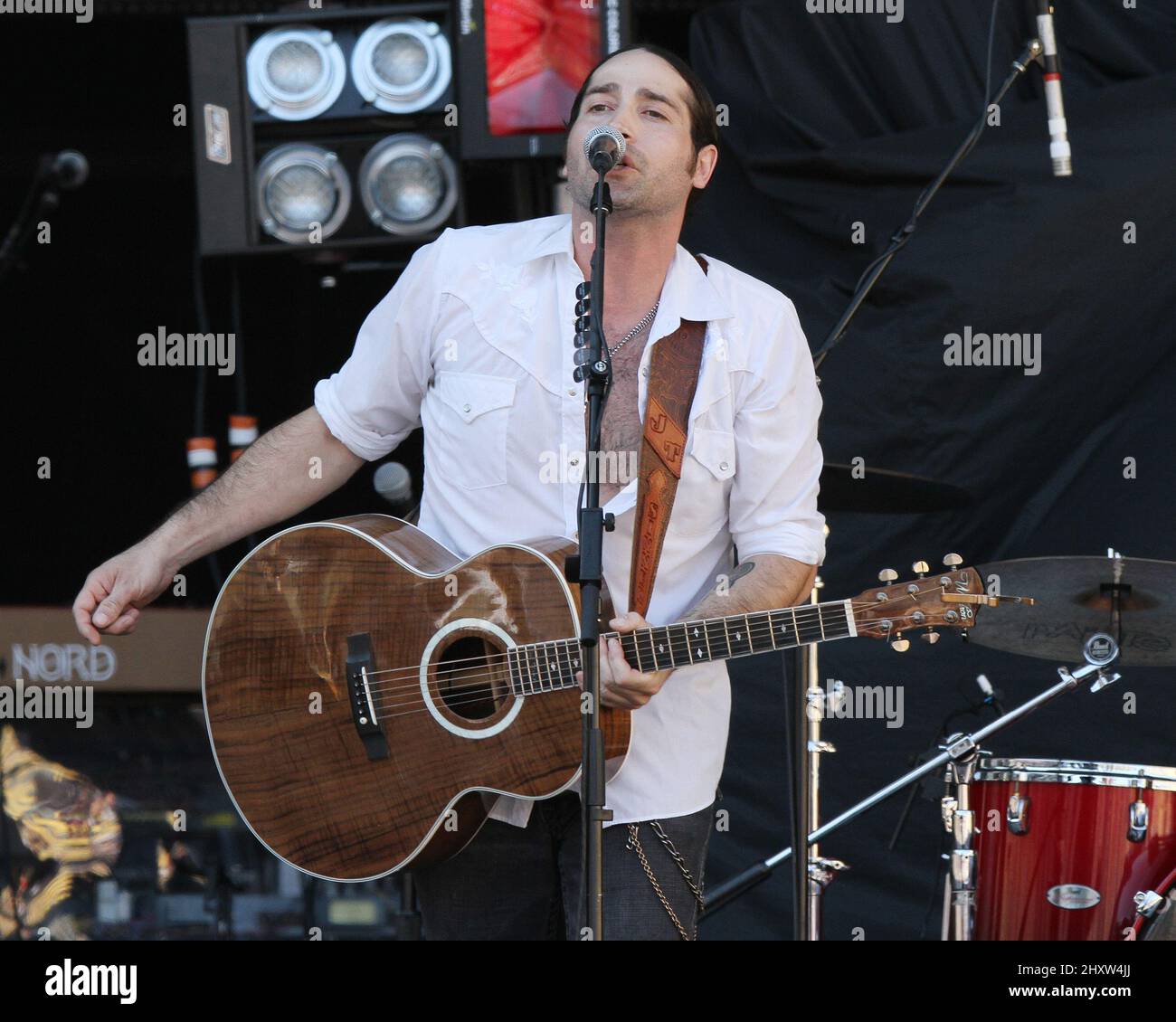 Josh thompson performing live hi-res stock photography and images - Alamy