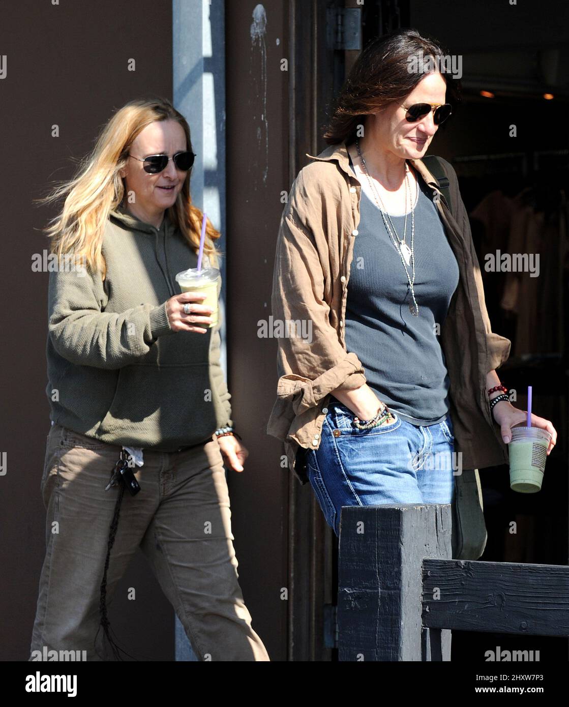 Melissa Etheridge and girlfriend Linda Wallem grabs a drink at coffee ...