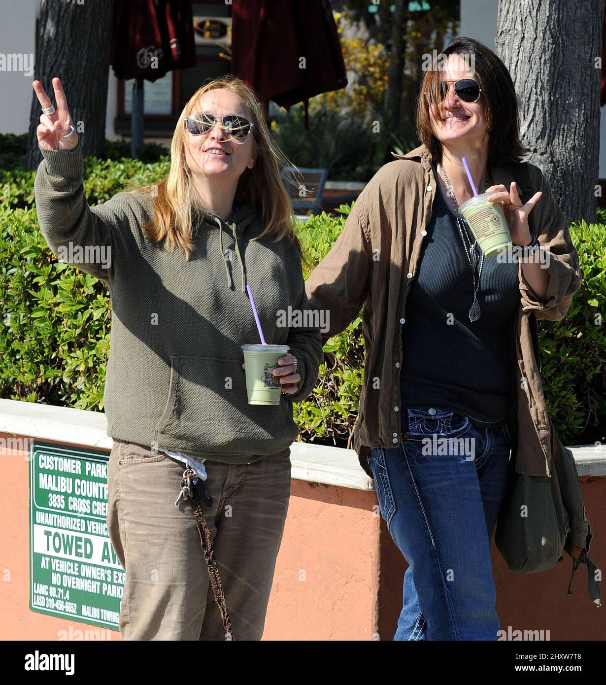 Melissa Etheridge and girlfriend Linda Wallem grabs a drink at coffee ...