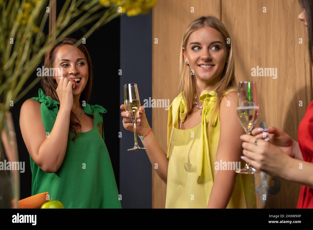 Girls drinking champagne hi-res stock photography and images - Alamy