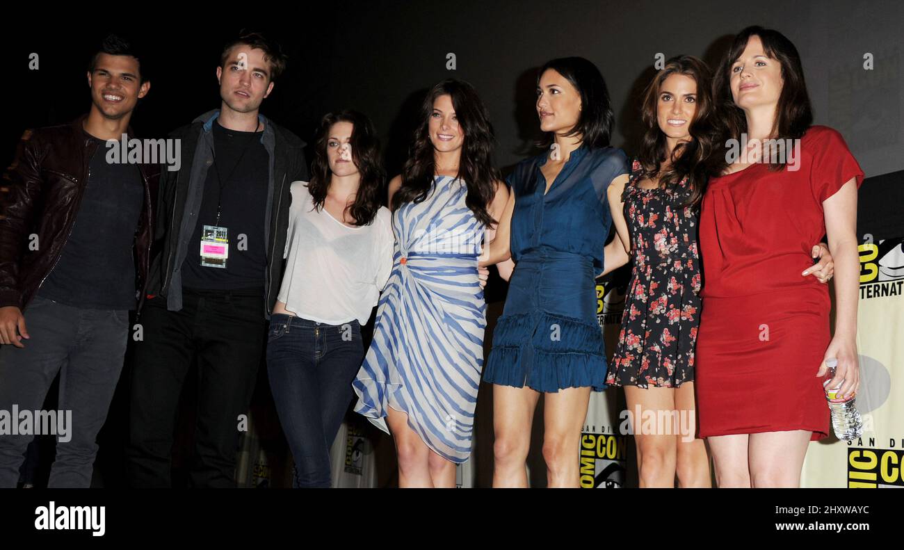 Kristen Stewart and the cast of Twilight Saga: Breaking Dawn - Part 1 ...