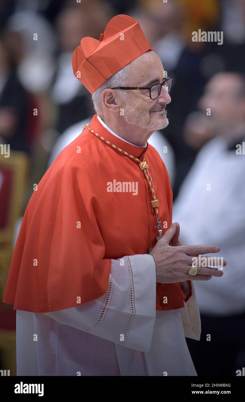 New cardinals hi-res stock photography and images - Alamy