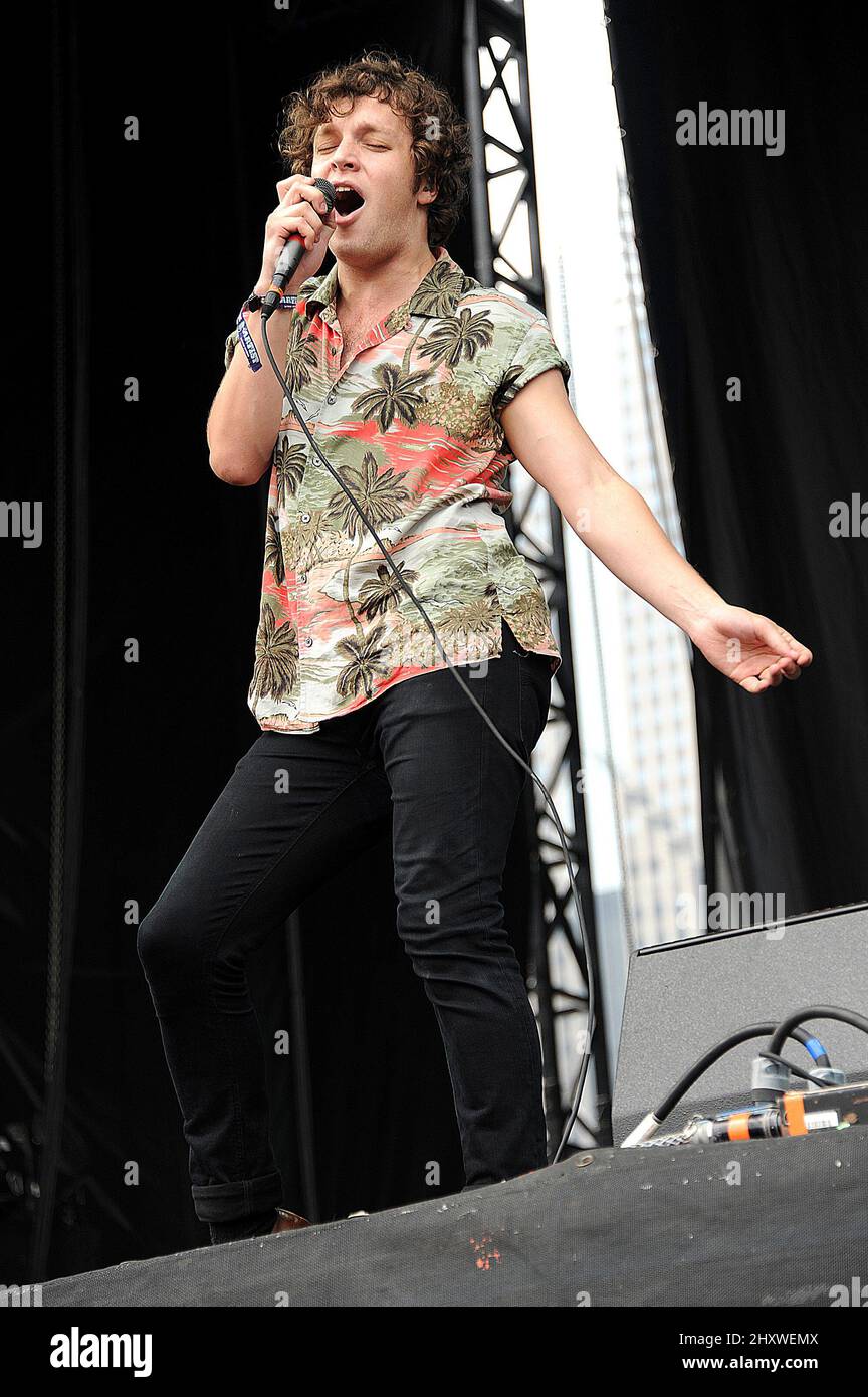 Ed macfarlane from friendly fires hi-res stock photography and images ...