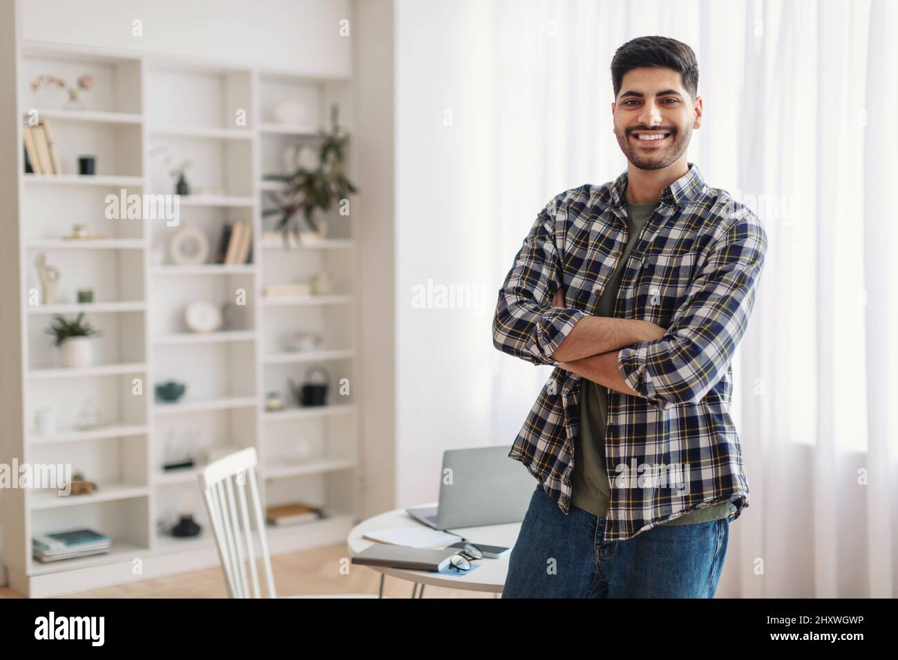 Folded arms business person hi-res stock photography and images - Alamy