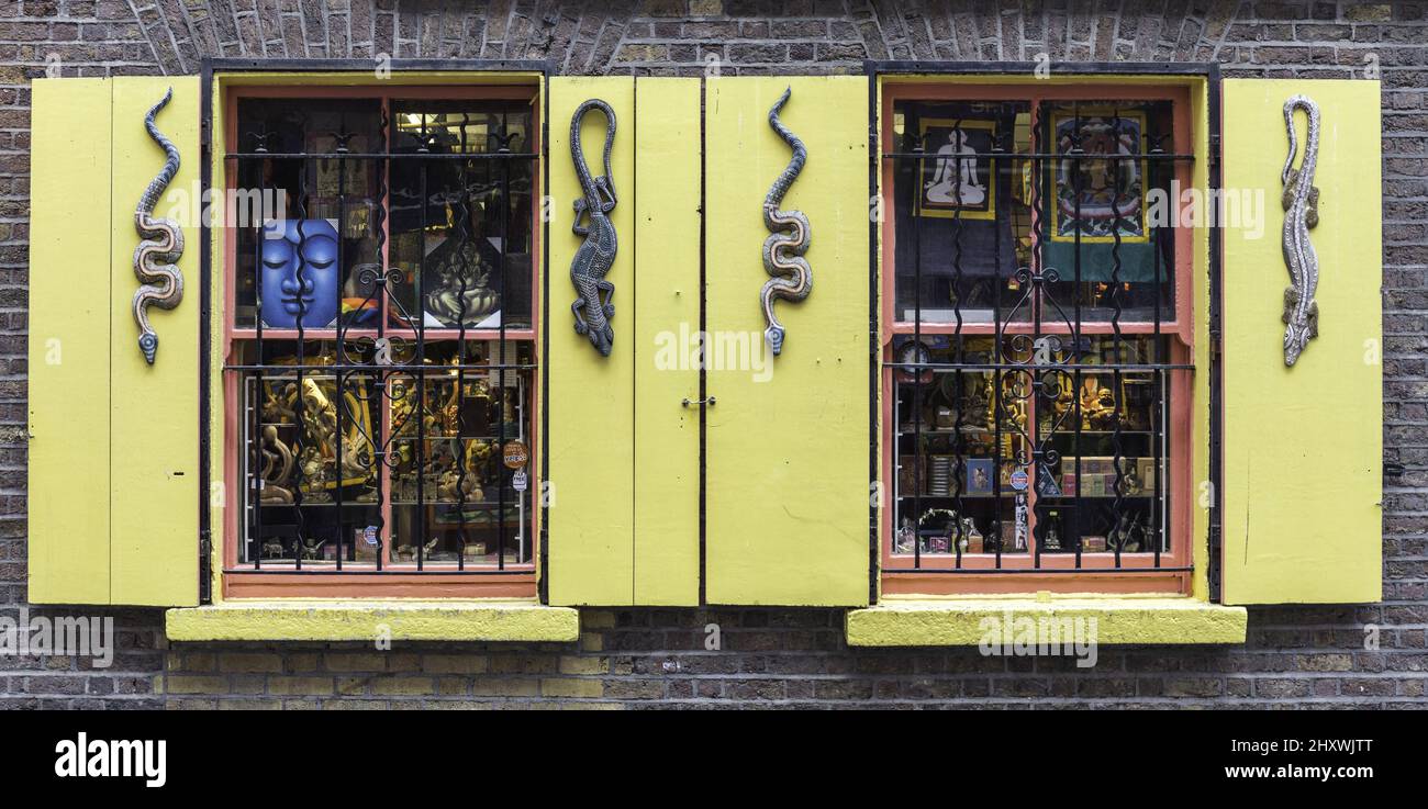 City shop windows hi-res stock photography and images - Alamy