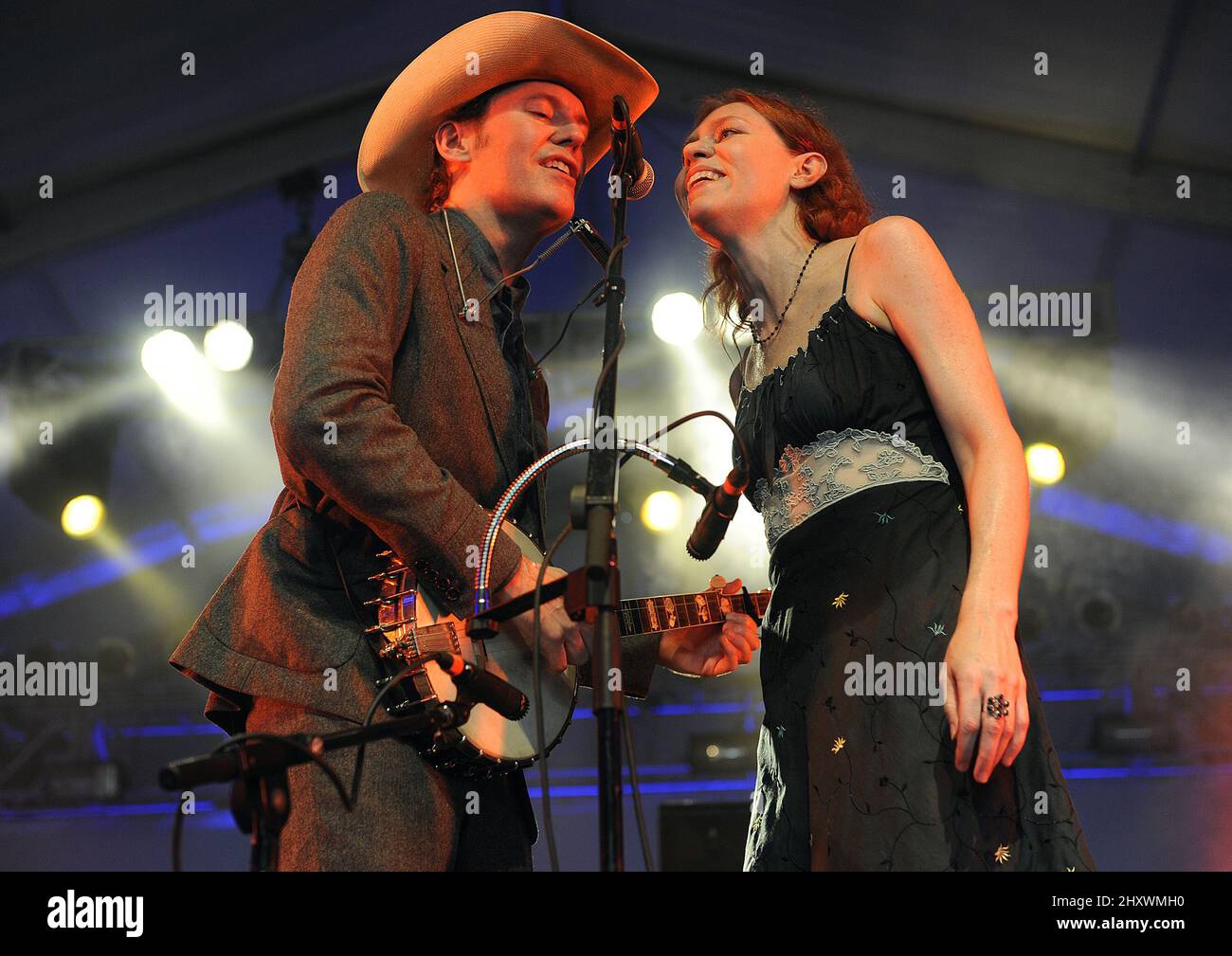 David rawlings performs hi-res stock photography and images - Alamy